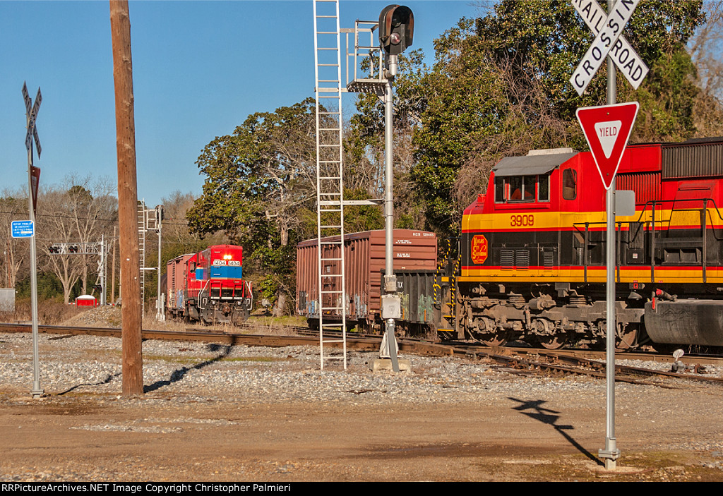 LNW 1404 & KCS 3909 Meet at the Diamond